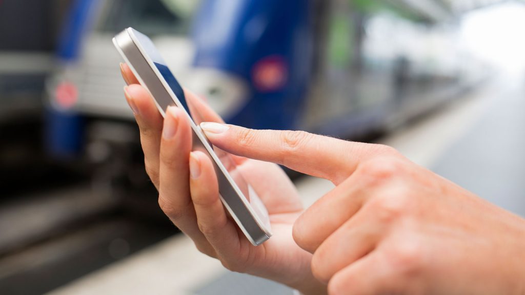 celular-en-mano - VERACIDAD CHANNEL