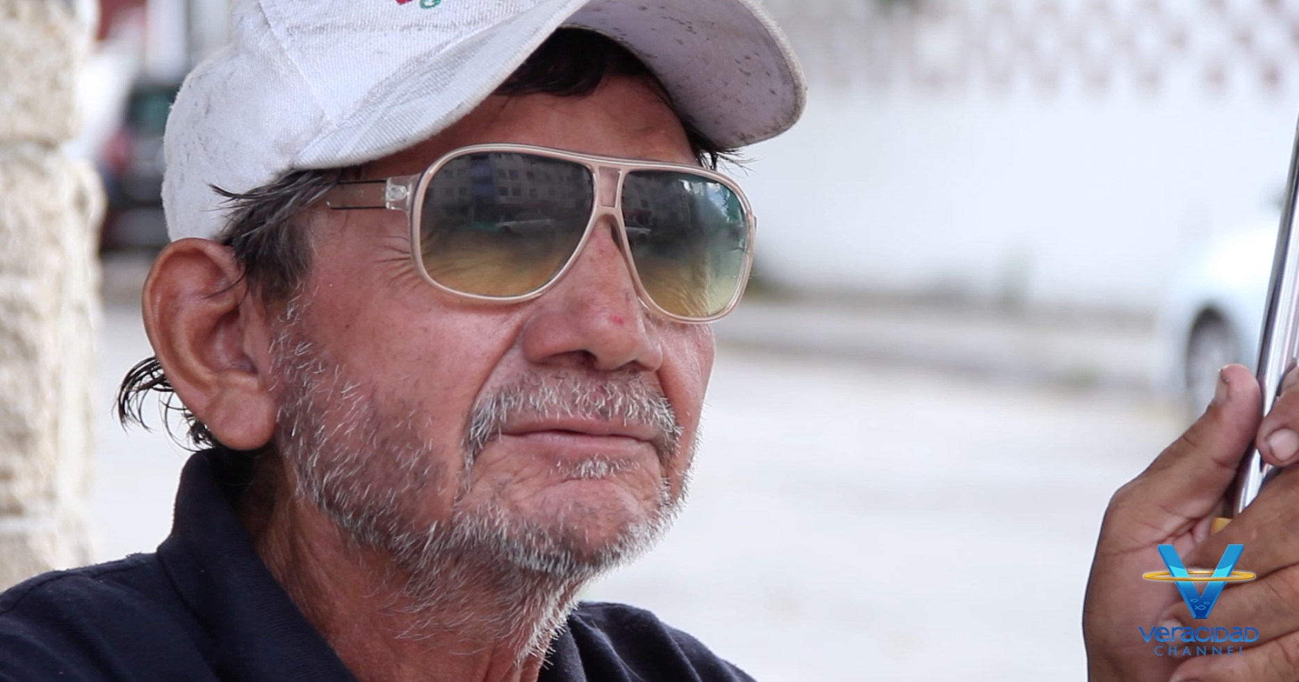 “Soy ciego y me gano el pan pidiendo caridad”